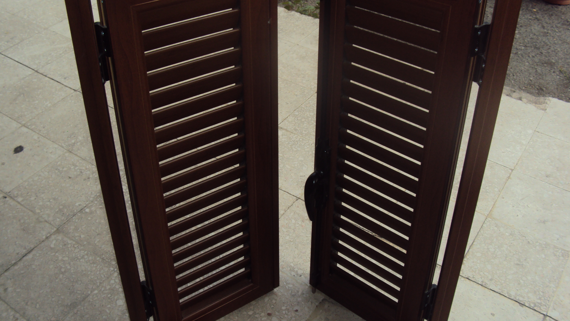 2SSam | Louvers and stores